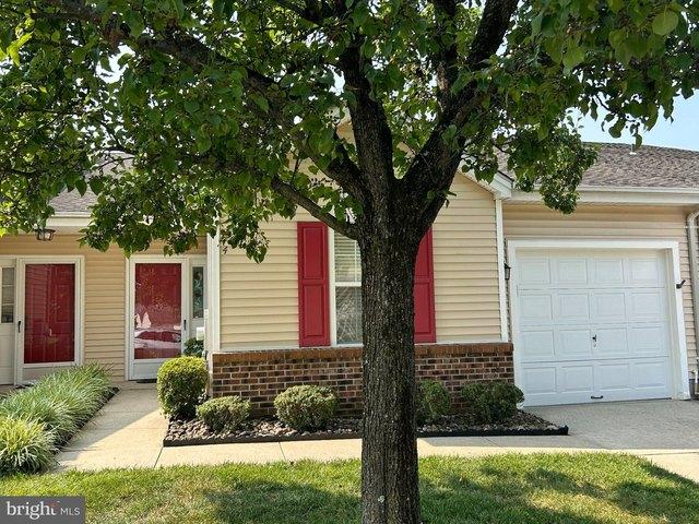 4 Clifford Dr, Mount Laurel, NJ 08054