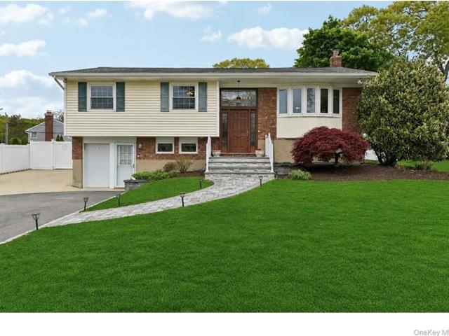 4 Concord Ln, Smithtown, NY 11787
