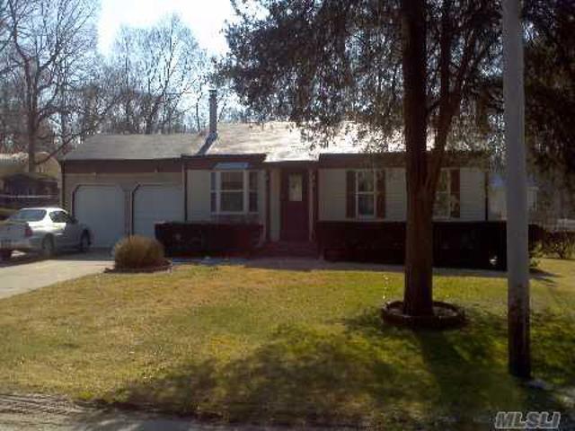 4 Cottage Ct, Middle Island, NY 11953