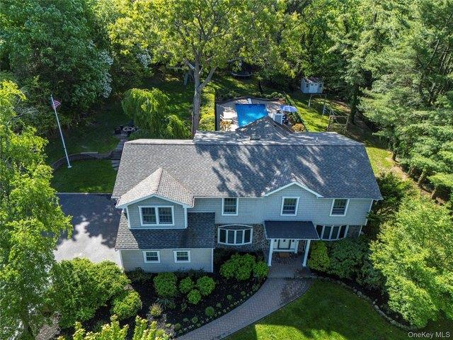 4 Crabapple Ct, Mount Sinai, NY 11766