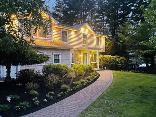 4 Crabapple Ct, Mount Sinai, NY 11766