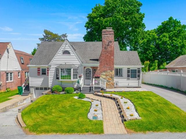 4 Crestwood Blvd, Poughkeepsie, NY 12603