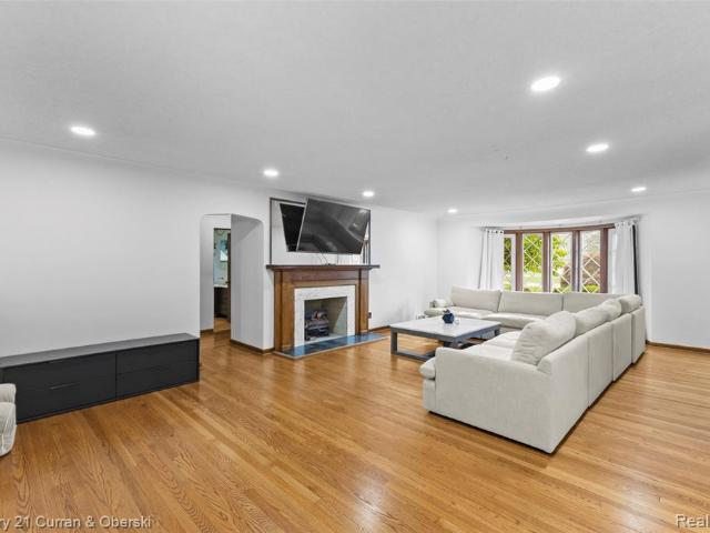 4 Crescent Court