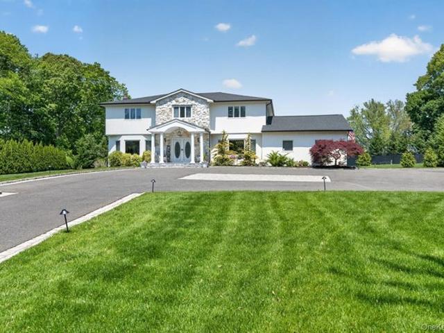 4 Cropley Ct, Melville, NY 11747