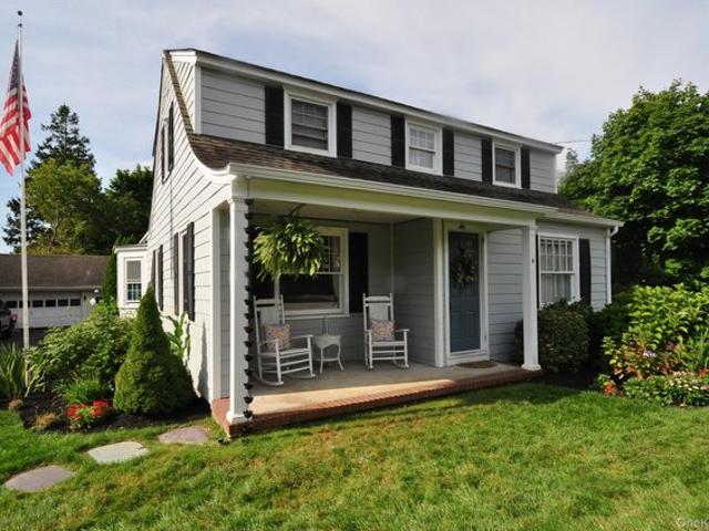 4 Crosby St, Center Moriches, NY 11934