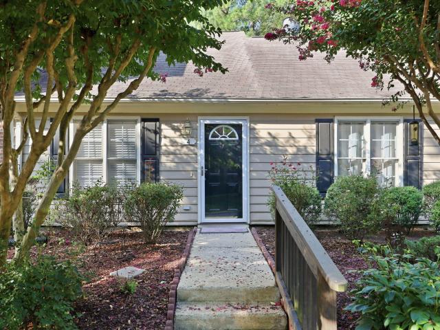 4 Crystal Oaks Court