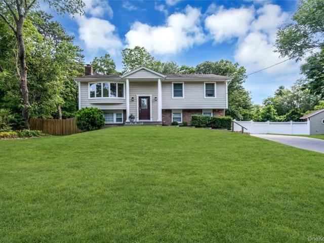 4 Dale Ct, Hauppauge, NY 11788