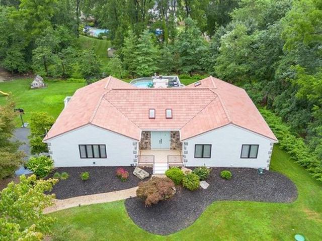 4 Daniel Ln, Kinnelon, NJ 07405