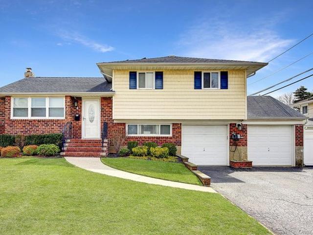 4 David Dr, Farmingdale, NY 11735