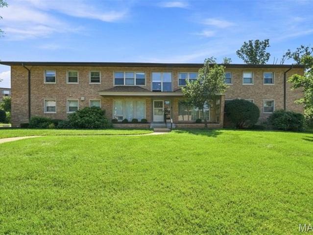 4 Delcrest Ct Apt 104, University City, MO 63124