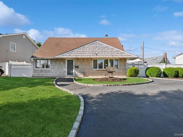 4 Dennis Ln, Bethpage, NY 11714