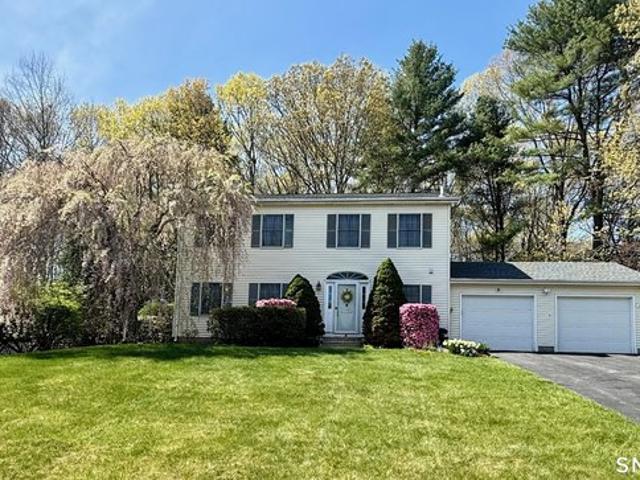 4 Desjardins Dr, Montville, CT 06382
