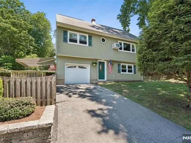 4 Dogwood Ter, Wayne, NJ 07470