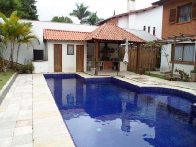 4 dormitórios sendo 4 suítes 470 m² útil