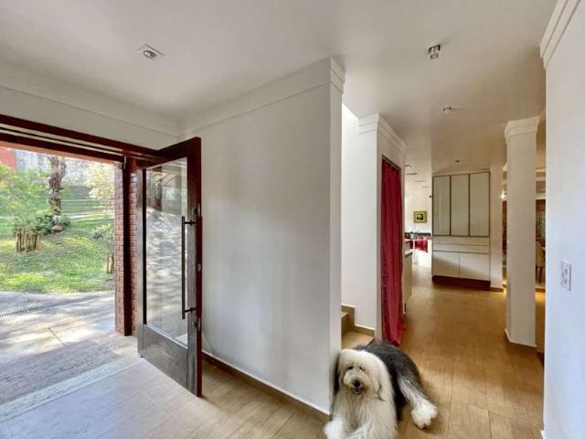 4 dormitórios / 2 suítes Piscina, studio externo, privacidade e linda vista!