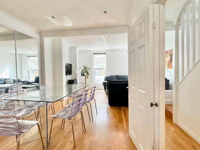 4 double bed apartment in Marylebone