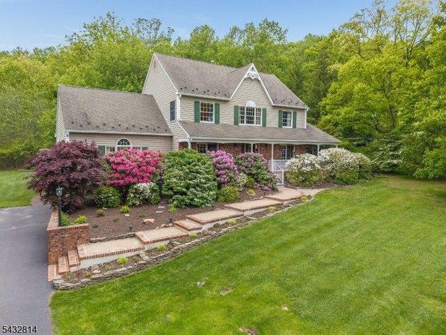 4 Drake Ct, Holland Township, NJ 08848