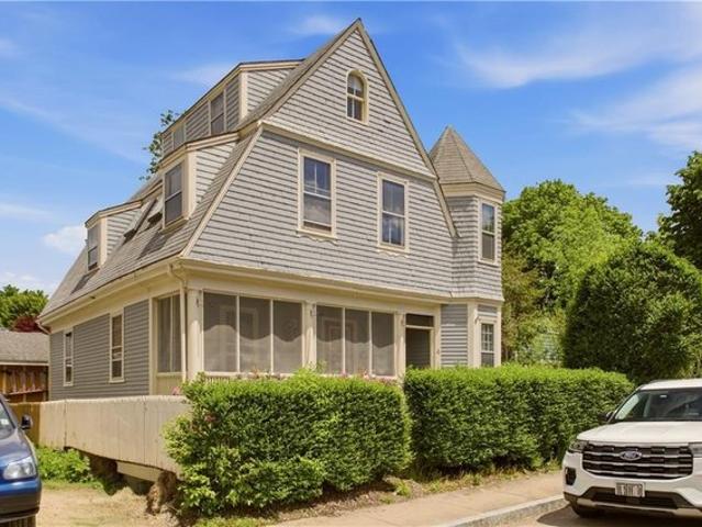 4 Dresser St, Newport, RI 02840