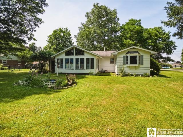 4 E Meadow Lane