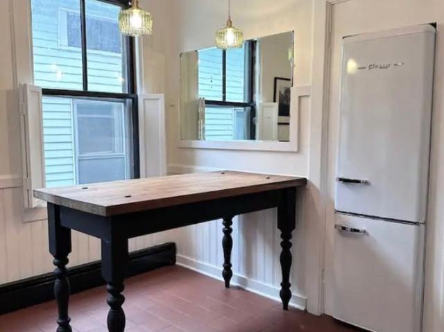 4 East 2 Bedroom Apartment for Rent at 4 East St, Providence, RI 02906 College Hill
