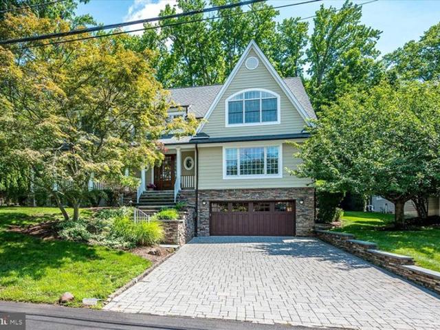 4 Edgewood Rd, Edison, NJ 08820