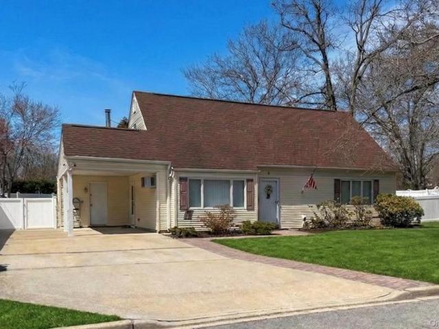 4 Erlwein Ct, Massapequa, NY 11758