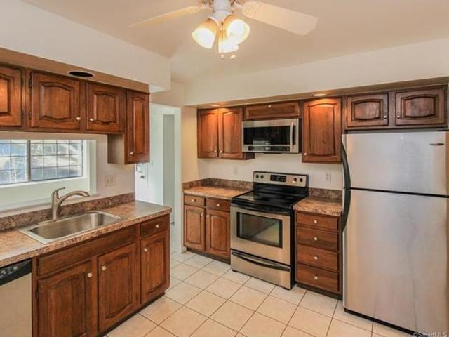 4 Essex Ct #4, Brookfield, CT 06804