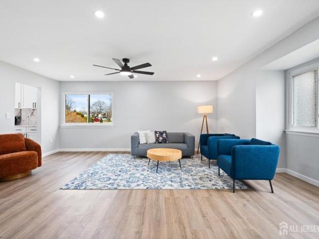4 F Lincoln Ln, South Brunswick, NJ 08810