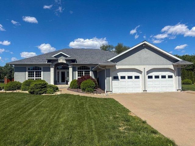 4 Fairway Dr, Monmouth, IL 61462