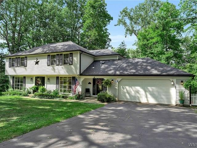 4 Fawn Ter, Orchard Park, NY 14127