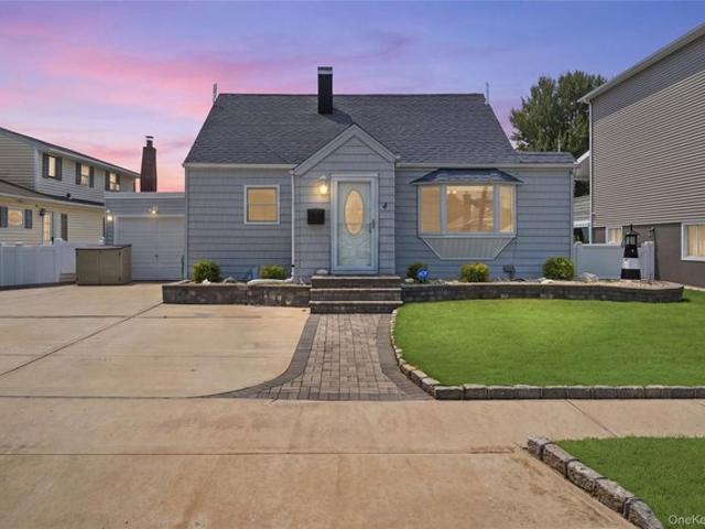 4 Flint Rd, Amity Harbor, NY 11701