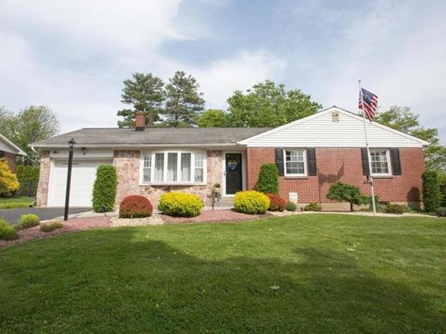 4 Forest Dr, Nazareth Borough, PA 18064
