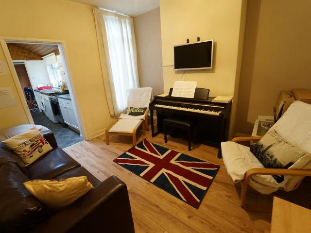 4 Frederick Grove, Lenton. 4 bed house to rent £2,253 pcm £520 pw