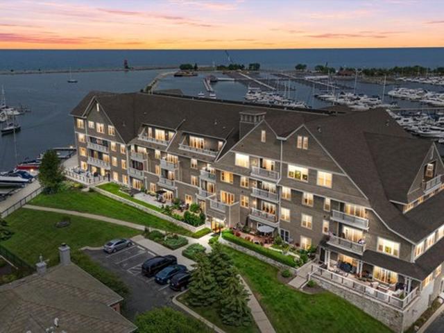 4 Gas Light Dr Apt 111, Racine, WI 53403