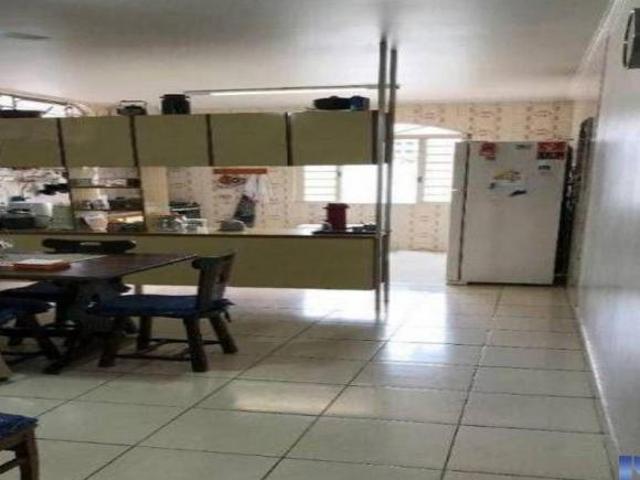 4 GARAGENS FECHADAS, QUINTAL, EXCELENTE LOCALIZAÇÃO