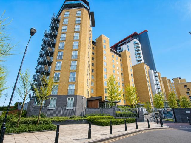 4 Hutchings Street, London E14 2 bed flat to rent £2,450 pcm £565 pw