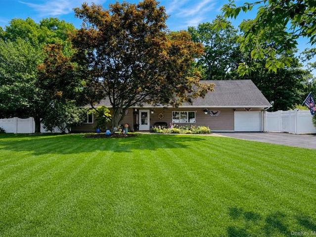 4 Halfcircle Dr, Holbrook, NY 11741