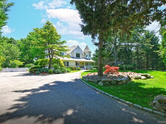 4 Hampton Ct, Huntington, NY 11743