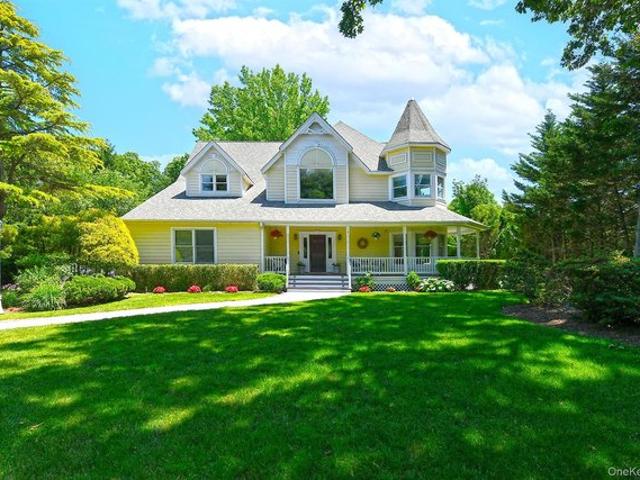 4 Hampton Ct, Huntington, NY 11743