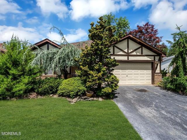 4 Hampton Dr, Marlboro, NJ 07746