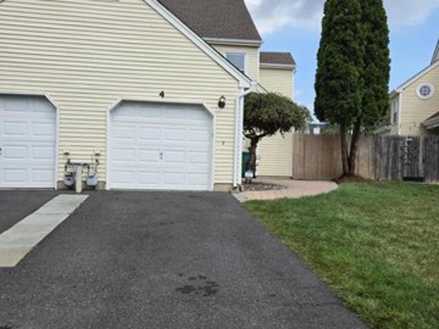 4 Hawthorne Ct, Freehold, NJ 07728
