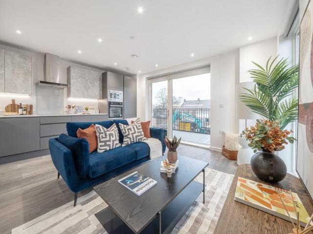 4 Headlam Avenue, London SW4 3 bed apartment to rent £3,700 pcm £854 pw