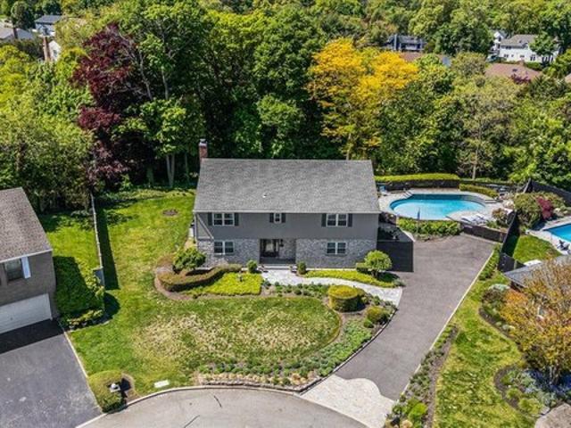 4 High Ct, Bayville, NY 11709