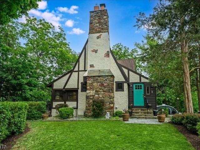 4 Indian Trl, Sparta, NJ 07871