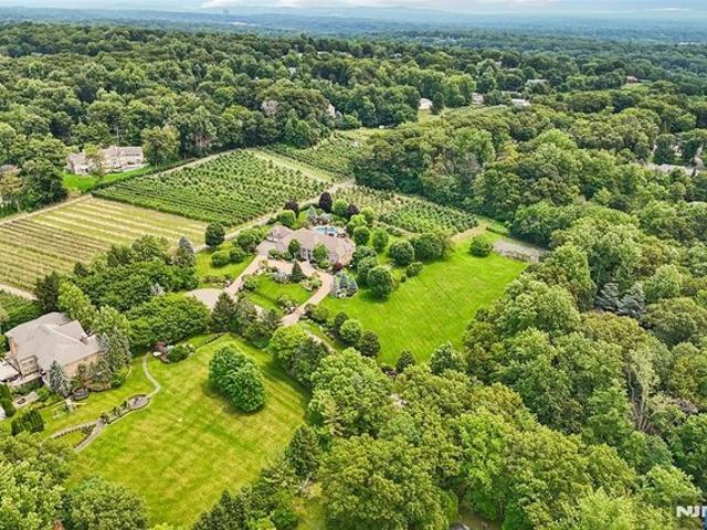 4 Justin Ct, Saddle River, NJ 07458