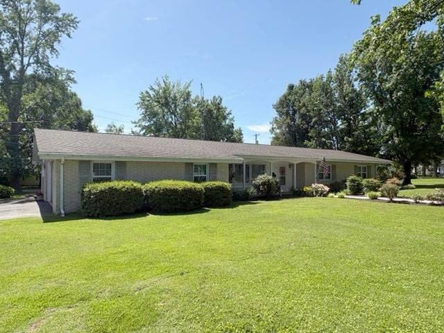 4 Kincaid Dr, Fairfield, IL 62837