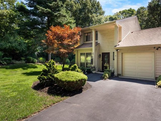 4 Lyndon Ct, Bohemia, NY 11716