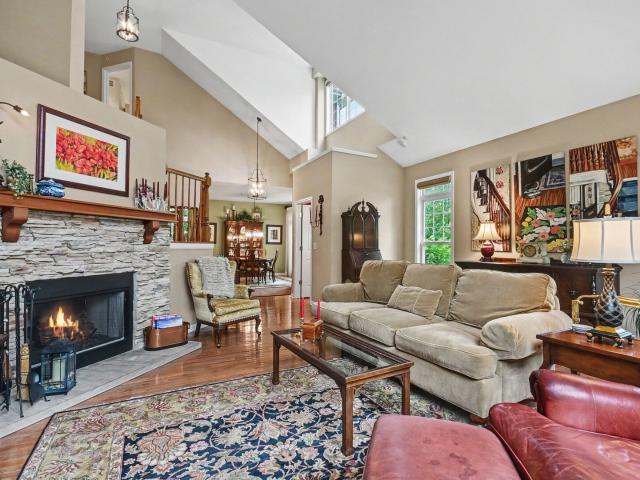 4 Lakebreeze Court