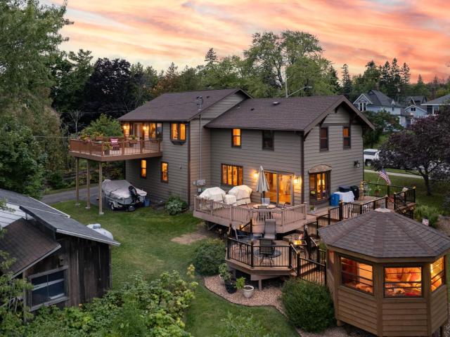 4 Lakeside Court