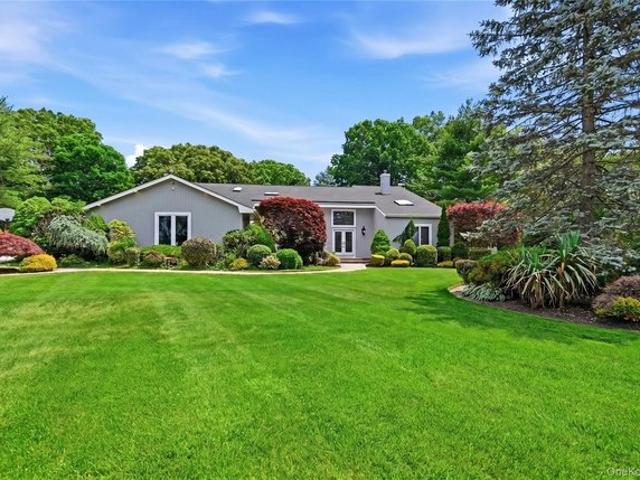 4 Laurelwood Ct, Dix Hills, NY 11746